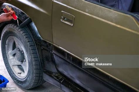 육군 지프를 칠하고 검은 트림을 추가하는 남자의 클로즈업 0명에 대한 스톡 사진 및 기타 이미지 0명 4x4 자동차 Diy Istock