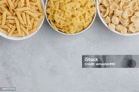 파스타 모양 그릇에 원시 건조 이탈리아 파스타의 종류와 모양의 다양한 배경 주제에 대한 스톡 사진 및 기타 이미지 배경 주제 파스타 다양 Istock
