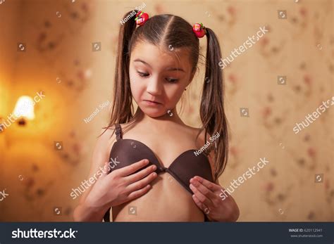 Kleines M Dchen Probiert Unterw Sche F R M Tter Stockfoto