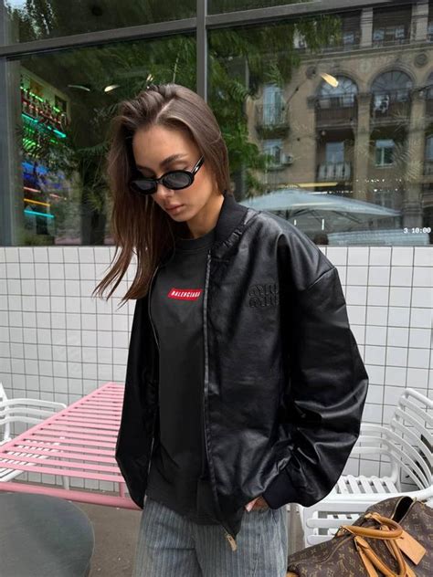 Бомбер Miu Miu — ціна 4399 грн у каталозі Куртки Купити жіночі речі за доступною ціною на Шафі