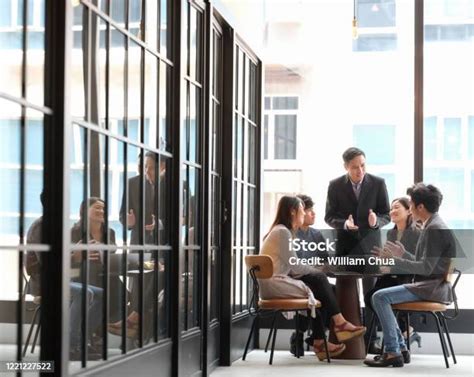 열린 작업 환경에서 토론하는 젊은 크리에이티브 및 팀 리더 아시아인에 대한 스톡 사진 및 기타 이미지 아시아인 업무 회의 팀워크 Istock