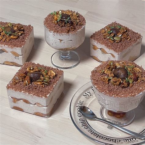 미미테이블 말차 딸기 파이🍓 버터 풍미 낭낭하고 파사삭한 파트 브리제에 이보아르와 우지 말차로 만든 말차 가나슈를 부어 굳힌 뒤 우유 샹티크림과 통딸기를 올려 발로나