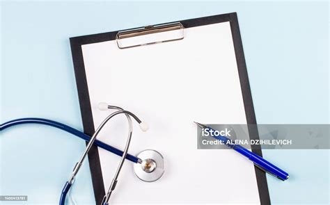 연한 파란색 배경 청진기 펜 및 텍스트를 삽입 할 수있는 장소가있는 종이가있는 태블릿 공간 복사 클립 보드에 대한 스톡 사진 및 기타 이미지 Istock
