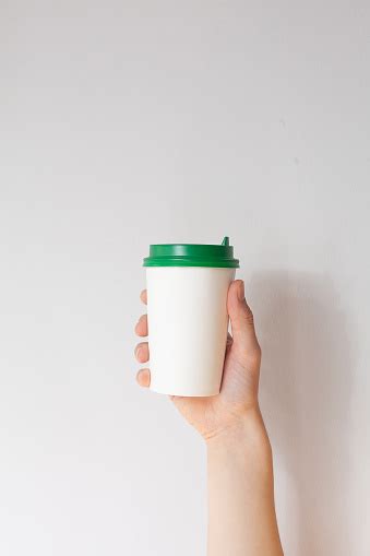 커피 컵 배경을 가져 가라 커피 종이 컵을 들고 있는 남성 손 라떼에 대한 스톡 사진 및 기타 이미지 라떼 마실 것 머그 Istock