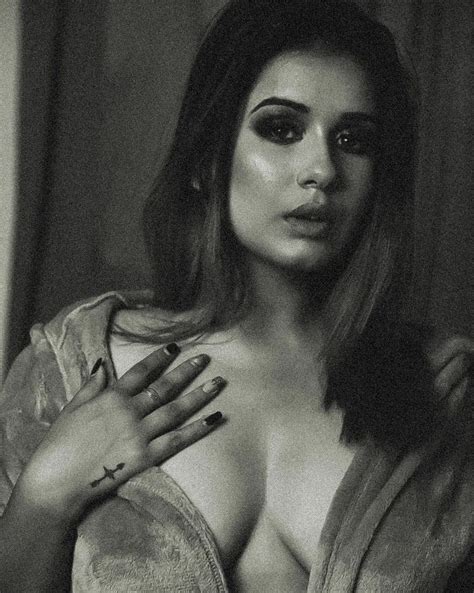 Photos நீச்சல் குளத்தில் கலக்கல் போட்டோஷூட் ஆளை அசத்தும் அழகில்