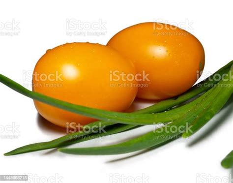 흰색 바탕에 오렌지 토마토와 파 육즙이 많은 야채 다양한 토마토 아름다운 과일 채식 음식 육즙이 많은 샐러드 재료 0명에 대한 스톡 사진 및 기타 이미지 Istock