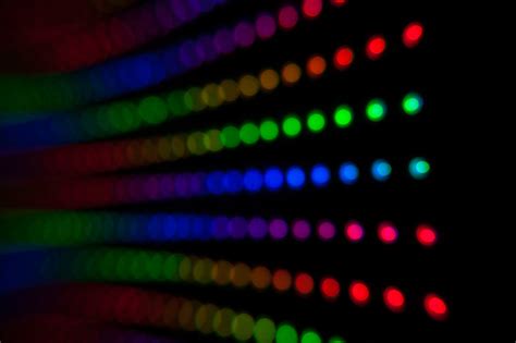 黑色背景上五顏六色的 Rgb Led 燈帶 Ws2812b 條的 Led 矩陣在數位 Led 顯示幕上播放動畫和效果彩虹色 照片檔及更多