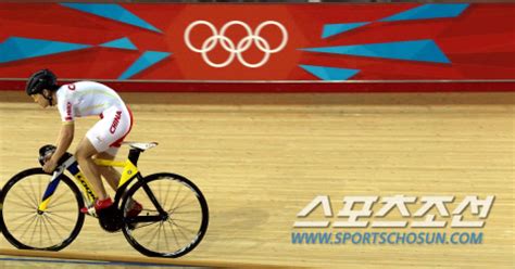 런던포토 훈련중인 중국 사이클 선수들 최고 속도를 내 주겠어