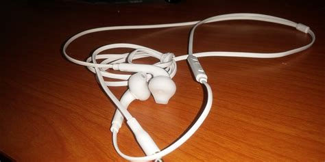 Gli Auricolari Di Samsung Galaxy S In Immagini Leaked Sono Quelli Dell Iphone