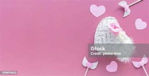 발렌타인 데이 보라색 배경에 분홍색과 흰색 마음 공간을 복사합니다 휴일과 사랑의 개념 축하합니다 인사말 카드 템플릿 디자인 플랫 레이 배너 0명에 대한 스톡 사진 및 기타