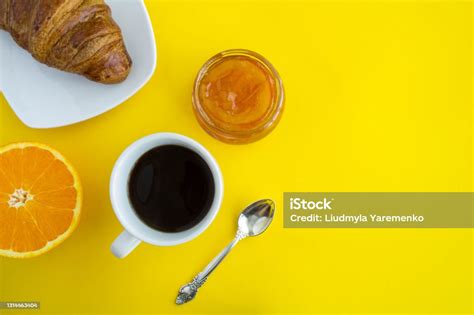 노란색 배경에 커피 오렌지 마멀레이드 크루아상과 함께 하는 유럽식 조식 맨 위 보기입니다 공간을 복사합니다 0명에 대한 스톡