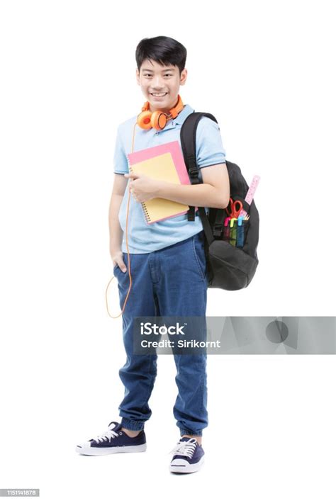 책과 가방 흰색 배경학교 교육 및 사람들 개념 블루 폴로 T 셔츠에 작은 학생 소년 웃는의 초상화 서 있기에 대한 스톡 사진 및 기타 이미지 Istock
