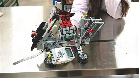 Robot Built In Evccs Amtec Mechatronics Program Solves Rubiks Cube