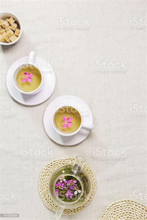 린넨 패브릭 테이블 배경에 흰색 컵에 키프레야 잎의 허브 차 나무 쟁반에 Fireweed 녹색 잎과 꽃 야생 식물의 허브 차