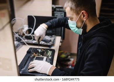 74 657 Computer Repair Technician Royalty Free Photos And Stock Images Shutterstock