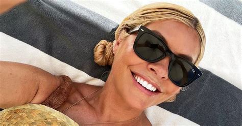 Holly Willoughby Looks Sun Kissed In Glowing Holiday Snap Ahead Of This Morning Return Daily Star