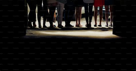 오래된 유럽 도시 거리를 바라보는 젊은 행복한 여성들 다리와 신발의 전망 세련된 힙스터 소녀들 우정 개념 뒤에서 본 전망 사진 Unsplash의 휴식 이미지