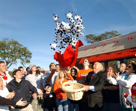 Chick Fil A On This Day In 1921 S Truett Cathy Was Born At The Age
