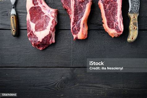 원시 프라임 쇠고기 고기 건조 숙성 스테이크 토마호크 T 뼈 또는 포터 하우스와 클럽 스테이크 검은 나무 테이블 배경에 상단