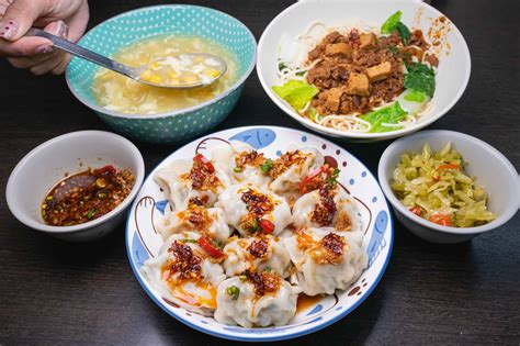 台中水餃【曾記水餃大王】南區美食 傳說級水餃大王的家族傳人 飽滿手工餃咬下炸肉汁 晚點來水餃就賣光辣酸菜、蒜頭香菜醬任你加