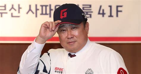 롯데 모자 착용하는 김태형 감독