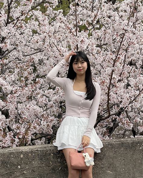 채채ㅣ출근룩 데이트룩 담주면 서울도 벚꽃 피려나~🌸💗 Instagram