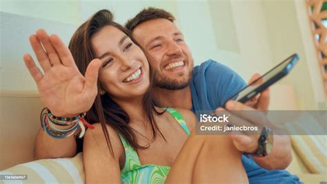 바다 전망파티오에 커플 마지막 여행에서 사진을 즐기고 스마트 폰보기 20 24세에 대한 스톡 사진 및 기타 이미지 20 24세 2명 30 34세 Istock