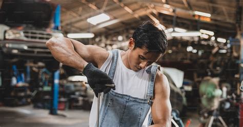 자동차 정비소에서 자동차를 정비 또는 수리하는 자동차 작업을 갖는 정비사 정비사 및 자동차 엔진 서비스 검사 기술자에 대한 정비사 작업 및 점검 비즈니스 산업용 자동차
