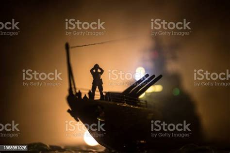 안개낀 배경에 흐릿한 군사 전함앞에 서 있는 군중의 실루엣 선택적 초점 전함에 대한 스톡 사진 및 기타 이미지 전함 밤