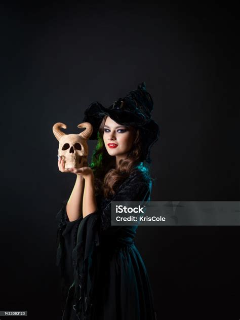 모자를 쓴 아름다운 젊은 마녀가 뿔이 달린 악마 의 두개골을 얼굴 근처에서 들고 10월에 대한 스톡 사진 및 기타 이미지 10월 18 19세 가을 Istock