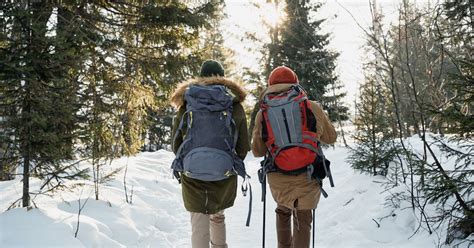 겨울날 산에서 하이킹을 하는 배낭을 메고 있는 알아볼 수 없는 두 젊은이의 뒷모습 사진 Unsplash의 배낭 이미지