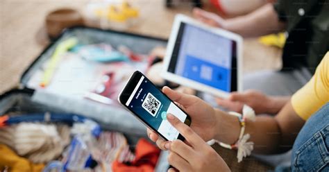 노트북과 스마트폰이 휴가를 계획하는 알아볼 수 없는 커플의 중간 부분 코로나바이러스 개념 사진 Unsplash의 Qr 코드 이미지