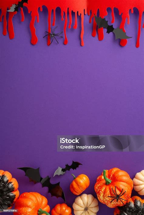 상상력이 풍부한 배열로 할로윈을 기뻐하십시오 주제별 장식 피 호박 거미 박쥐의 수직 평면도 이미지로 인사말 메시지나 광고를 위한 공간이 있는 보라색 배경에 있습니다 10월에