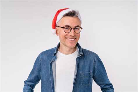 하얀 배경위에 고립 된 새해 전야 크리스마스 시간을 축하하는 산타 클로스 빨간 모자의 쾌활한 백인 성숙한 중년 남성 12월에 대한 스톡 사진 및 기타 이미지 Istock