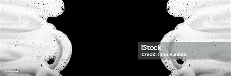 검은 색 배경에 면도 거품의 아름다운 흰색 얼룩 고립 남성 위생 스킨 케어 젤은 얼룩져 있습니다 근접 촬영 화장품 맨 위