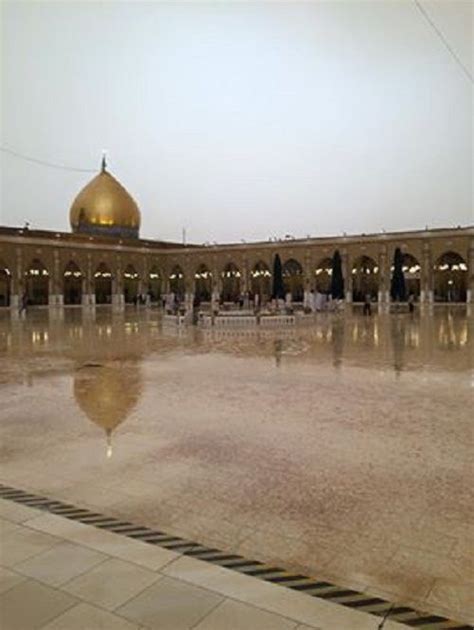 باحة مسجد الكوفة المطلة على قبة سيدنا مسلم بن عقيل من جهة باطن باب الثعبان