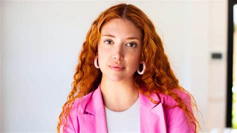 11 Subtle Mannerisms That Make You Seem Powerful Without Saying A Word Yourtango