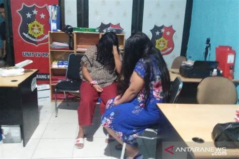 Polisi Gerebek Pesta Seks Threesome Di Jls Dua Wanita Diamankan Antara News Banten