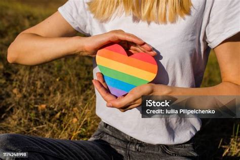 여자는 무지개의 색상에 손을 잡고 마음을 젊은 아름다운 소녀입니다 성소수자 역사의 달 프라이드의 달 레즈비언 게이 양성애자 트랜스젠더 Lgbt 플래그입니다 사랑 인권 관용