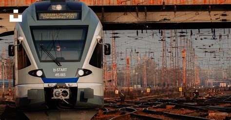 線路を走る白と黒の列車の写真 Unsplashの無料ハンガリー写真