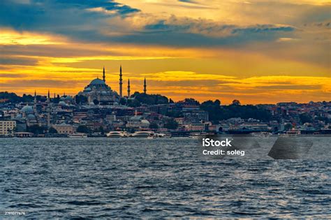 보스포러스 해협의 유람선에서 바라보는 전망과 터키 이스탄불의 도시 풍경 해질녘 도시의 건축물 인기 있는 관광지 0명에 대한 스톡 사진 및 기타 이미지 Istock