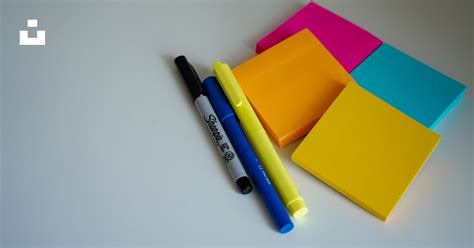 주황색 스티커 메모 옆에 파란색과 검은색 펜 사진 Unsplash의 무료 스티커 메모 이미지