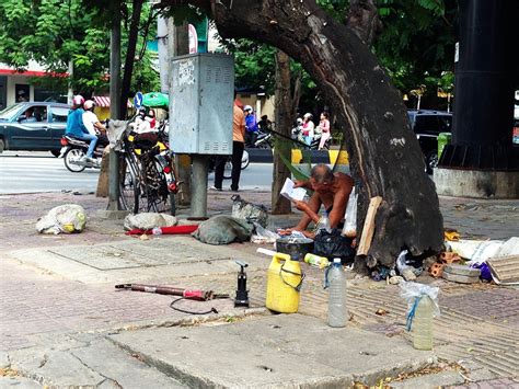 មុខរ ប រ តូច តាច តា ម ចិ ញ្ចើម ផ្លូវ នៅ រា ជ ធានី ភ្នំ ពេញ