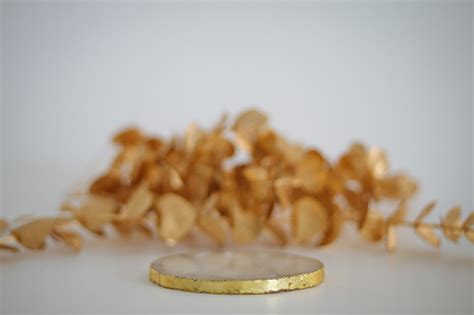 흰색 배경에 황금 잎대리석 연단 제품 화장품 프리젠 테이션연단 창조적 인 조롱 미용 제품을 위한 받침대 또는 플랫폼 0명에 대한 스톡 사진 및 기타 이미지 Istock