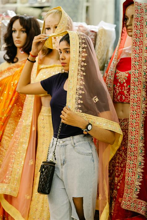 가벼운 고요한 교활한 꾸뛰르 낭만적인 님프 드레스 드레스 디테일 떠다니는 소매 럭셔리 매우 복잡한 몽환 미니멀리스트 미묘한 백인 피부 부드러운