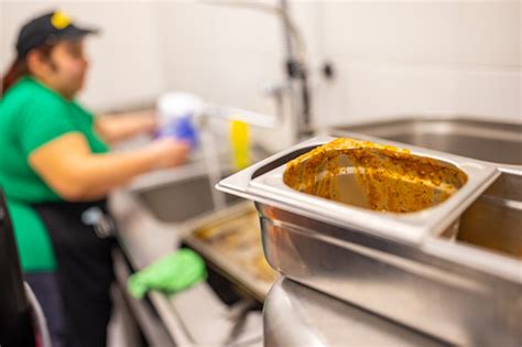 패스트 푸드 레스토랑 주방에서 설거지를 하는 여성 직원 상업 주방에 대한 스톡 사진 및 기타 이미지 상업 주방 설거지 씻기 Istock
