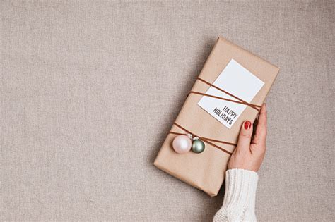 크래프트 페이퍼에 싸여 선물 상자와 크리스마스 배경 제마스 축하준비 Diy에 대한 스톡 사진 및 기타 이미지 Diy 갈색 개념 Istock