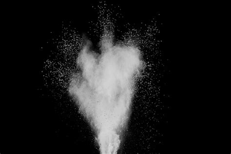 흰색 분말 폭발 검은 배경에 고립 백색 먼지 입자 스플래시 색상 홀리 페스티벌 분무에 대한 스톡 사진 및 기타 이미지 분무 가루눈 검은색 Istock