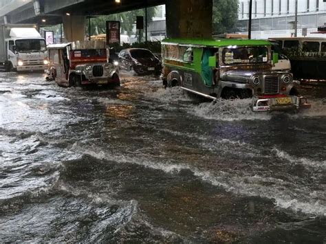 Punto Commuters Wade Through Floods In Manila As Pagasa Issues Orange