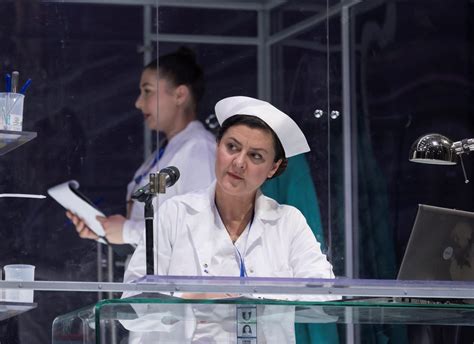 Clin Doeil Isabela NeamȚu „orice Trăiești Pe Scenă Trebuie Să Fie Adevărat” • Teatru • Zile